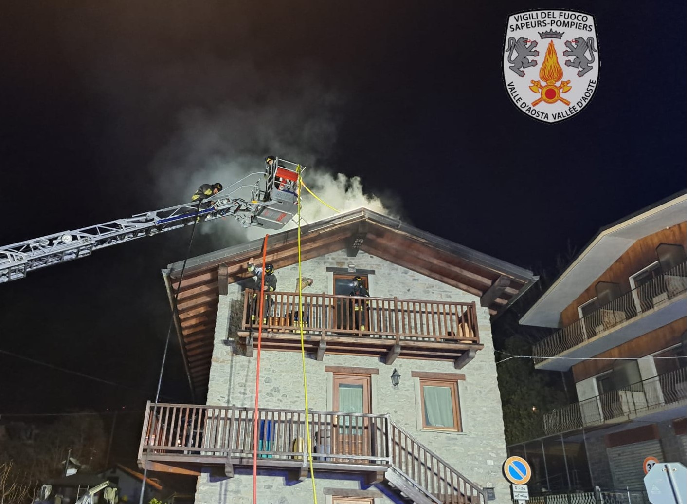 A fuoco il tetto di una casa a Saint-Vincent - La Prima Linea