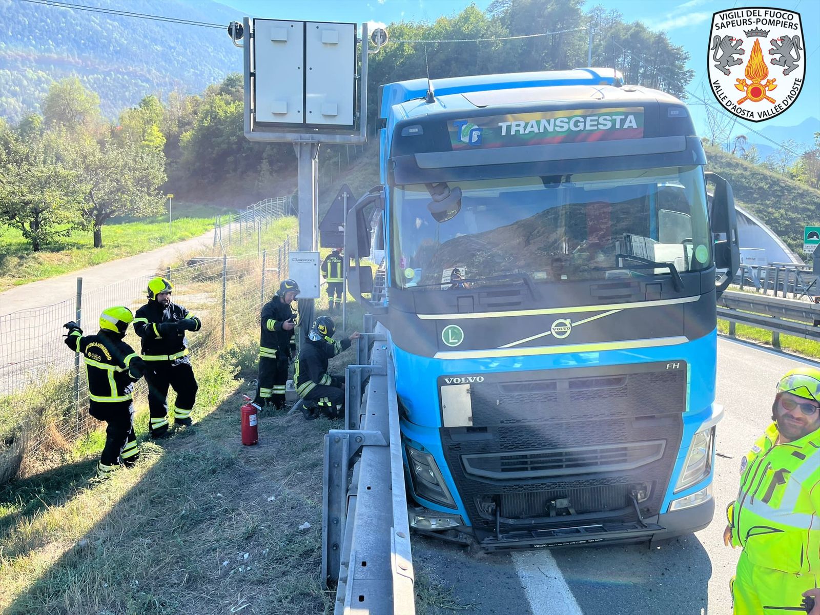 Tir fuori corsia in autostrada A5 all'altezza di Joveçan - La Prima Linea